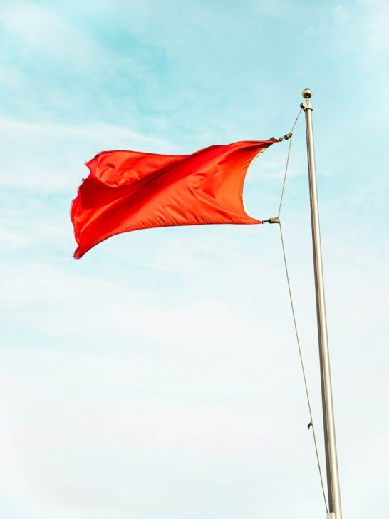 9 Tinder red flags you should avoid - Poke Match