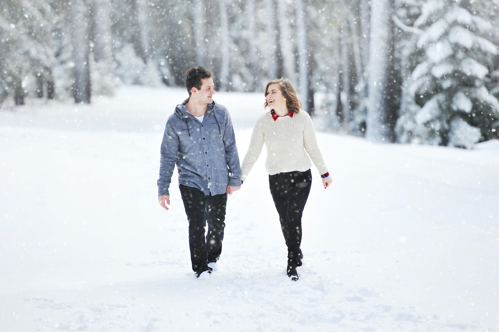 10 signs that a man is pursuing you and what to do - Poke Match